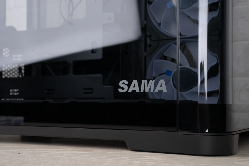 圓潤外型新視界！SAMA曲境界(黑) SAK2851(B) 機殼開箱 | 雙360水冷，背插主板，曲面玻璃海景房 | XFastest News