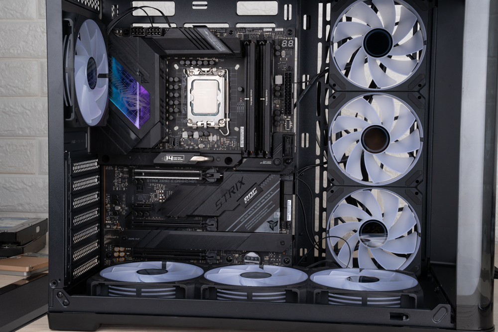 圓潤外型新視界！SAMA曲境界(黑) SAK2851(B) 機殼開箱 | 雙360水冷，背插主板，曲面玻璃海景房 | XFastest News