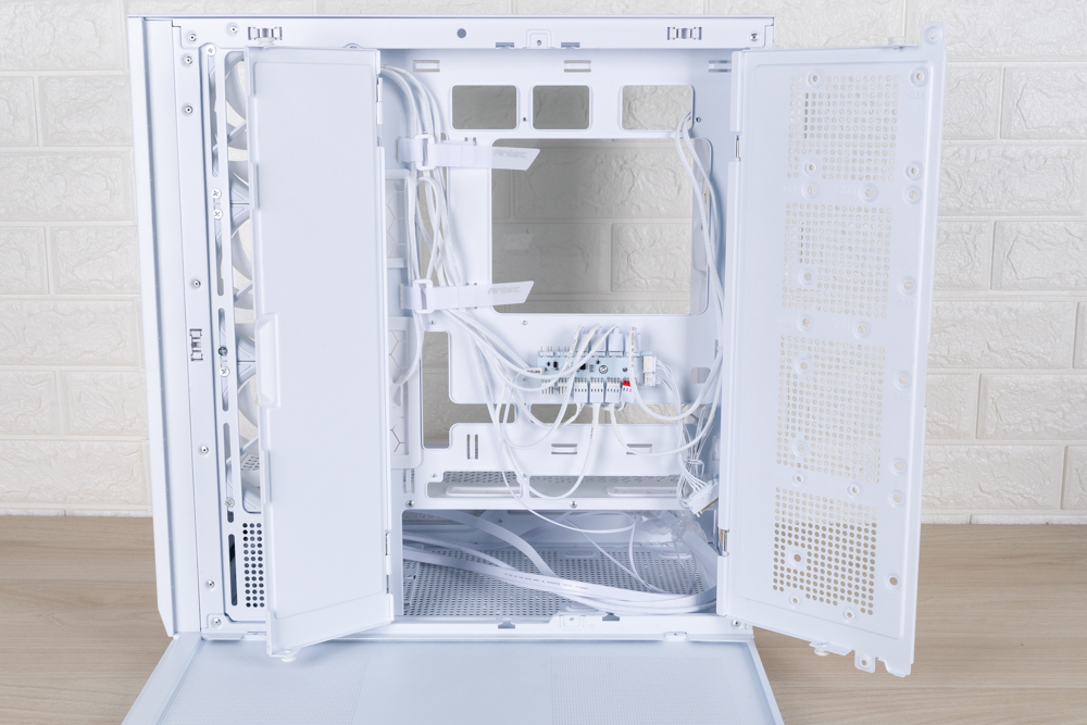 魚缸機殼又一員！ Antec 安鈦克 C7 ARGB 機殼開箱 | 270度玻璃視野、90 度豎裝介面卡、翻門式儲存位 | XFastest News