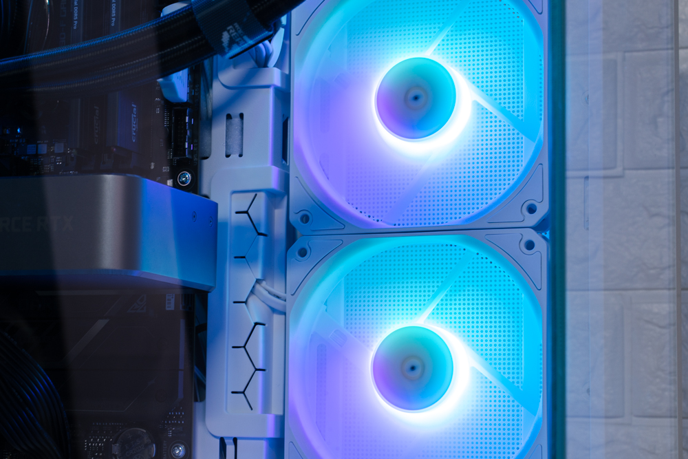 魚缸機殼又一員！ Antec 安鈦克 C7 ARGB 機殼開箱 | 270度玻璃視野、90 度豎裝介面卡、翻門式儲存位 | XFastest News