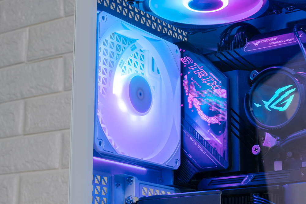魚缸機殼又一員！ Antec 安鈦克 C7 ARGB 機殼開箱 | 270度玻璃視野、90 度豎裝介面卡、翻門式儲存位 | XFastest News