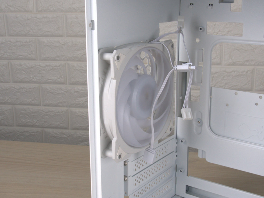 小身板大潛能！ INWIN 迎廣 F3 機殼開箱 | 34cm顯卡長、能上280水冷的時尚木紋小機殼 | XFastest News