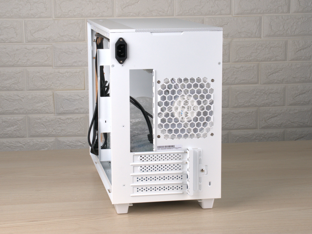 小身板大潛能！ INWIN 迎廣 F3 機殼開箱 | 34cm顯卡長、能上280水冷的時尚木紋小機殼 | XFastest News