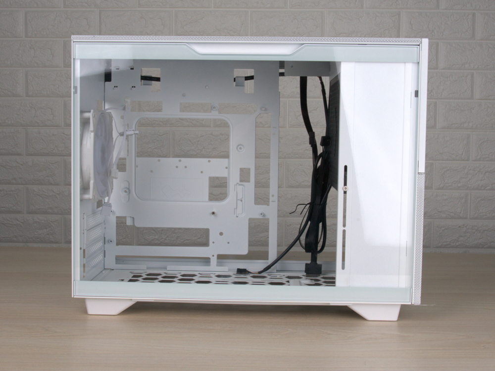 小身板大潛能！ INWIN 迎廣 F3 機殼開箱 | 34cm顯卡長、能上280水冷的時尚木紋小機殼 | XFastest News