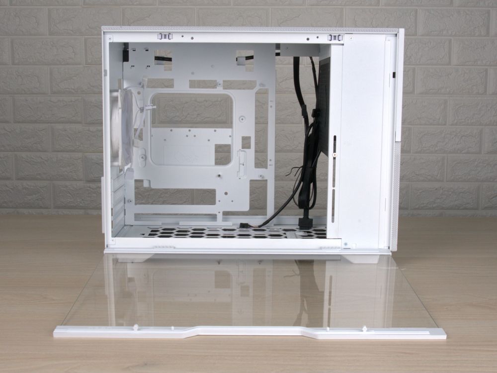 小身板大潛能！ INWIN 迎廣 F3 機殼開箱 | 34cm顯卡長、能上280水冷的時尚木紋小機殼 | XFastest News