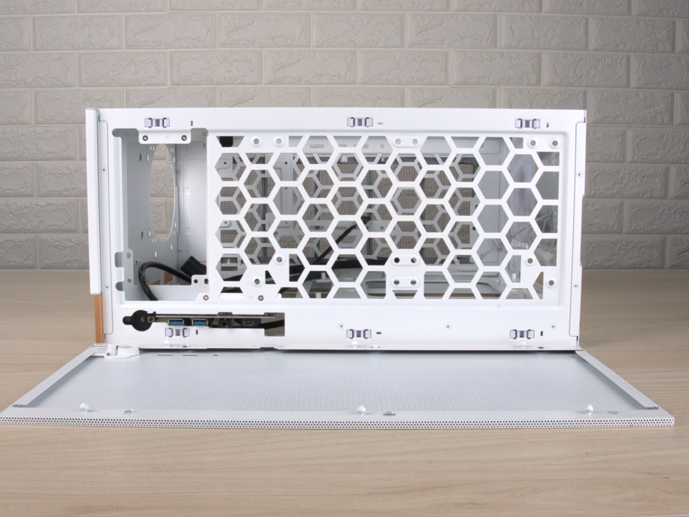 小身板大潛能！ INWIN 迎廣 F3 機殼開箱 | 34cm顯卡長、能上280水冷的時尚木紋小機殼 | XFastest News