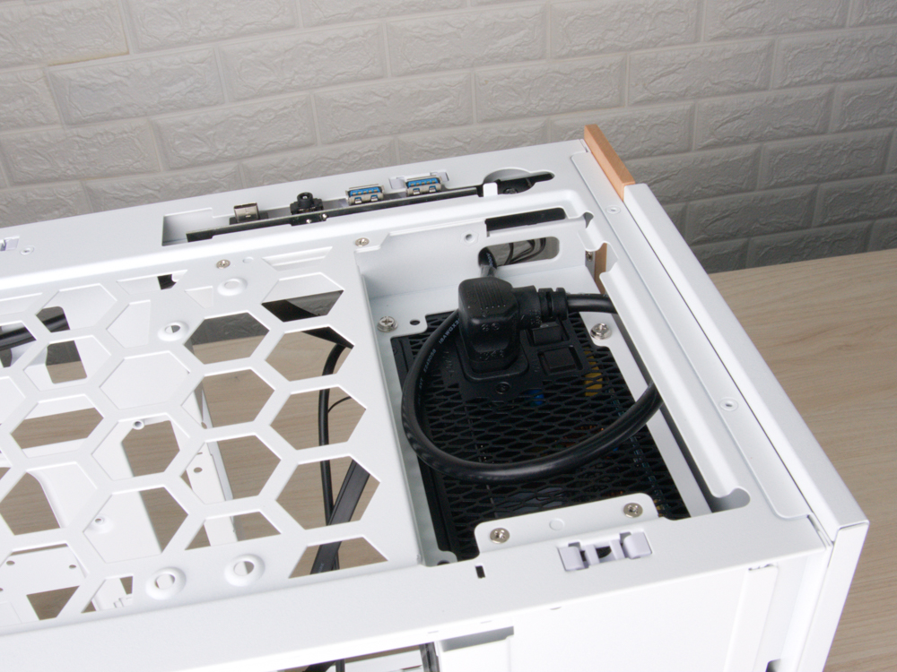 小身板大潛能！ INWIN 迎廣 F3 機殼開箱 | 34cm顯卡長、能上280水冷的時尚木紋小機殼 | XFastest News