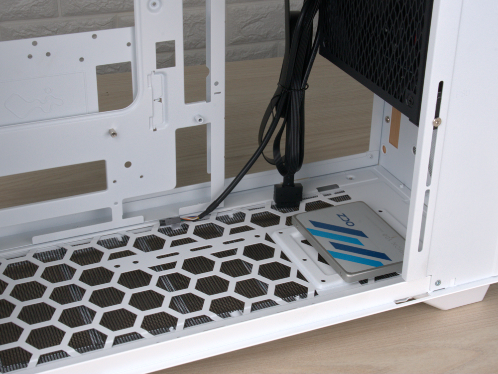 小身板大潛能！ INWIN 迎廣 F3 機殼開箱 | 34cm顯卡長、能上280水冷的時尚木紋小機殼 | XFastest News