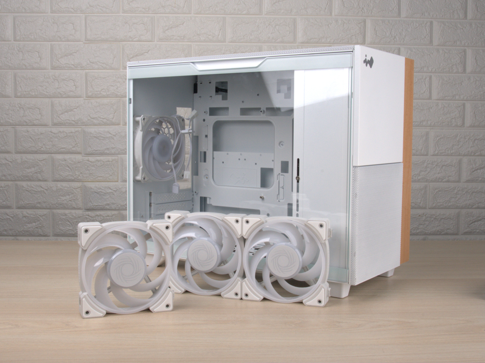 小身板大潛能！ INWIN 迎廣 F3 機殼開箱 | 34cm顯卡長、能上280水冷的時尚木紋小機殼 | XFastest News