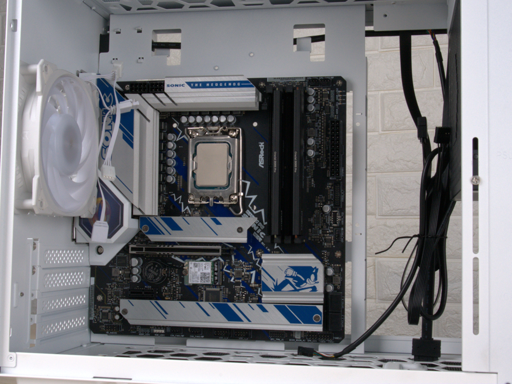 小身板大潛能！ INWIN 迎廣 F3 機殼開箱 | 34cm顯卡長、能上280水冷的時尚木紋小機殼 | XFastest News