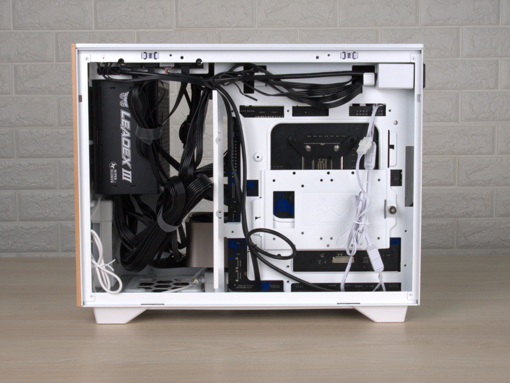 小身板大潛能！ INWIN 迎廣 F3 機殼開箱 | 34cm顯卡長、能上280水冷的時尚木紋小機殼 | XFastest News