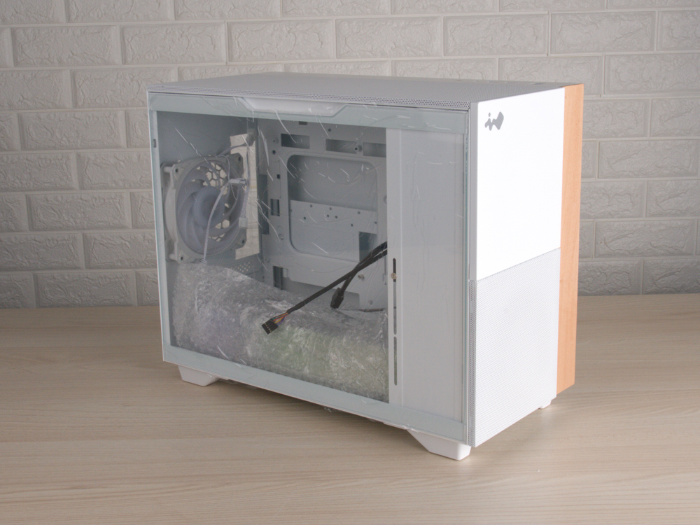 小身板大潛能！ INWIN 迎廣 F3 機殼開箱 | 34cm顯卡長、能上280水冷的時尚木紋小機殼 | XFastest News