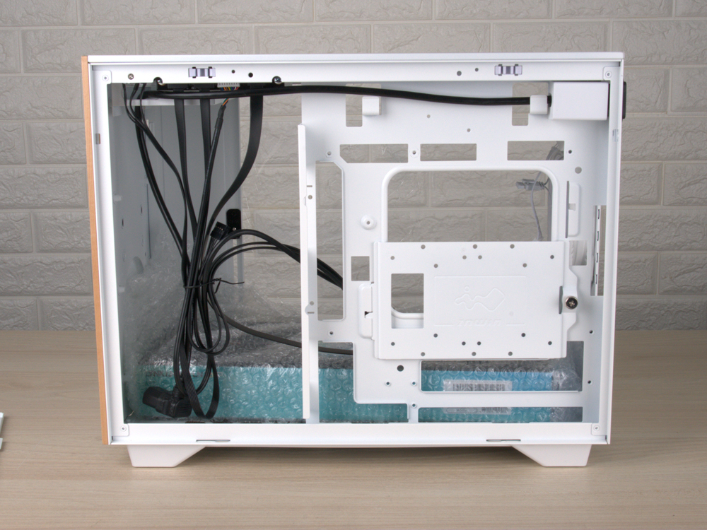 小身板大潛能！ INWIN 迎廣 F3 機殼開箱 | 34cm顯卡長、能上280水冷的時尚木紋小機殼 | XFastest News