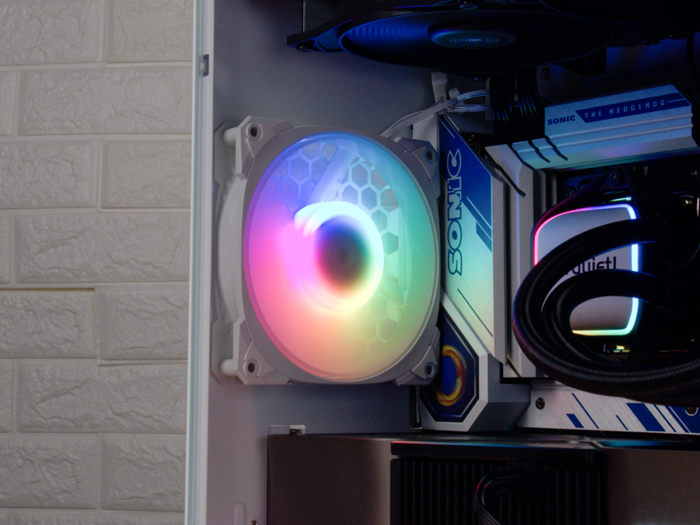 小身板大潛能！ INWIN 迎廣 F3 機殼開箱 | 34cm顯卡長、能上280水冷的時尚木紋小機殼 | XFastest News