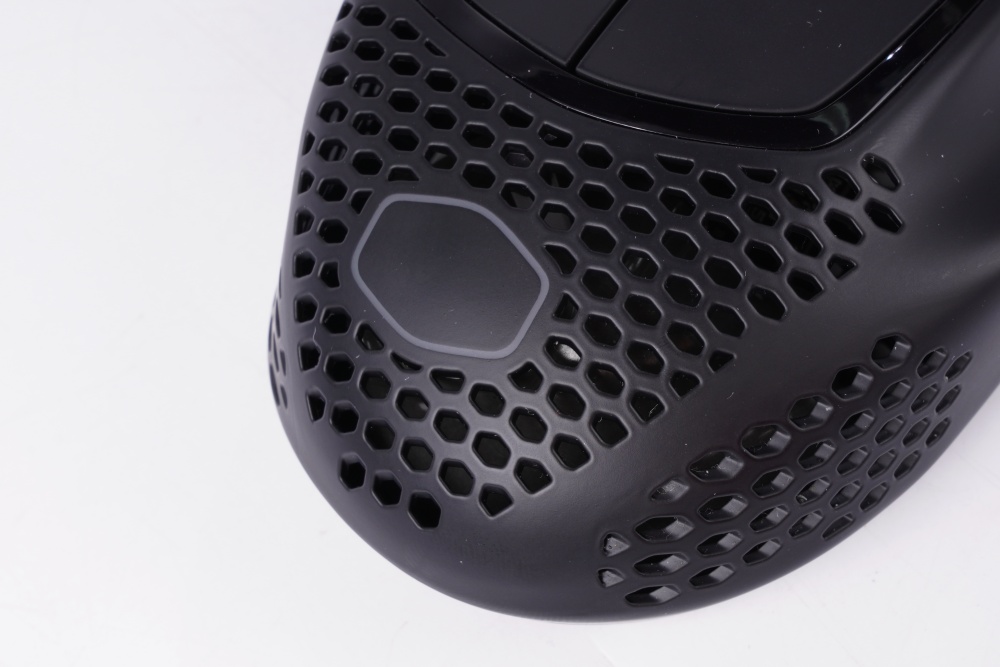 Cooler Master MM720 電競滑鼠開箱 / 經典人體工學設計與輕量化簍空完美結合 | XFastest News